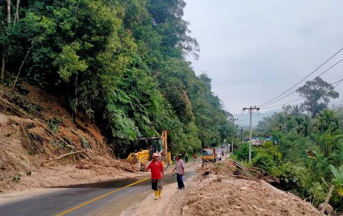 Longsor Tutup Jalan Tarutung-Sipirok, Akses Lumpuh Total – ikoneksi